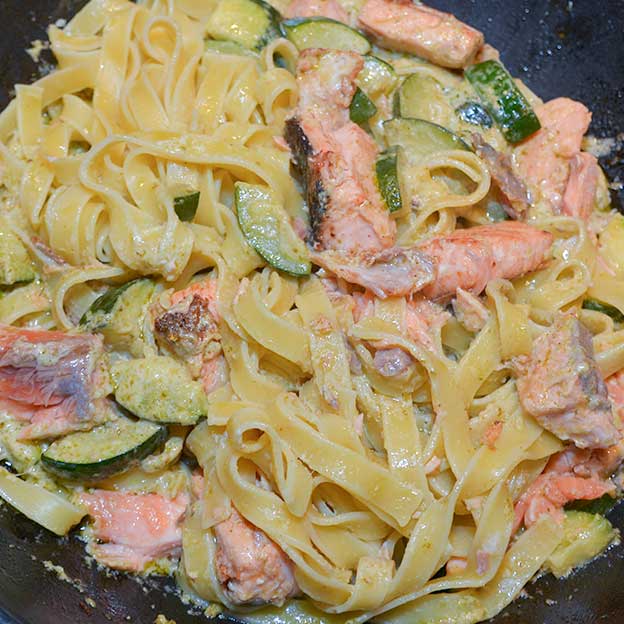 Tagliatelle met zalm, courgette en pesto – opasrecepten
